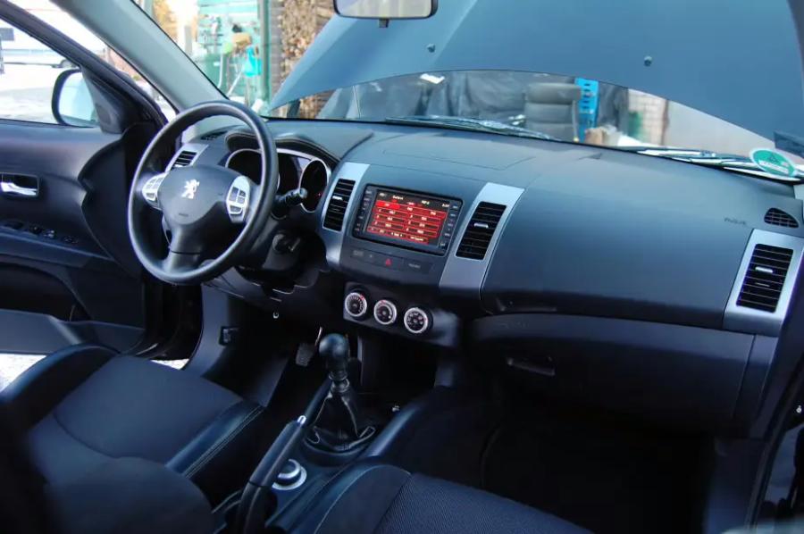 Black Peugeot 4007 2009 in Jekabpils, with an engine capacity of 2.20 L and mileage of 214 thousand km for 6790 €, photo 13 on AUTOMOTO.COM.LV