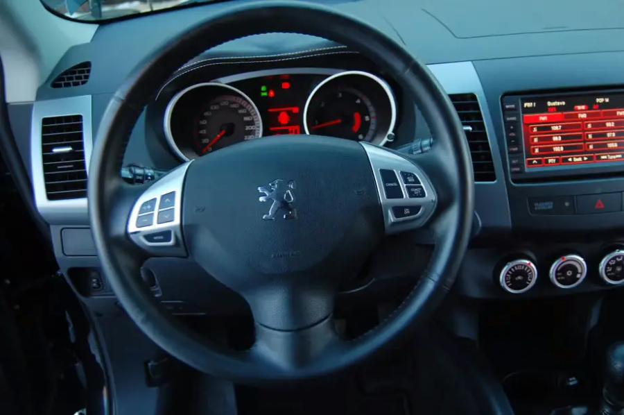 Black Peugeot 4007 2009 in Jekabpils, with an engine capacity of 2.20 L and mileage of 214 thousand km for 6790 €, photo 17 on AUTOMOTO.COM.LV