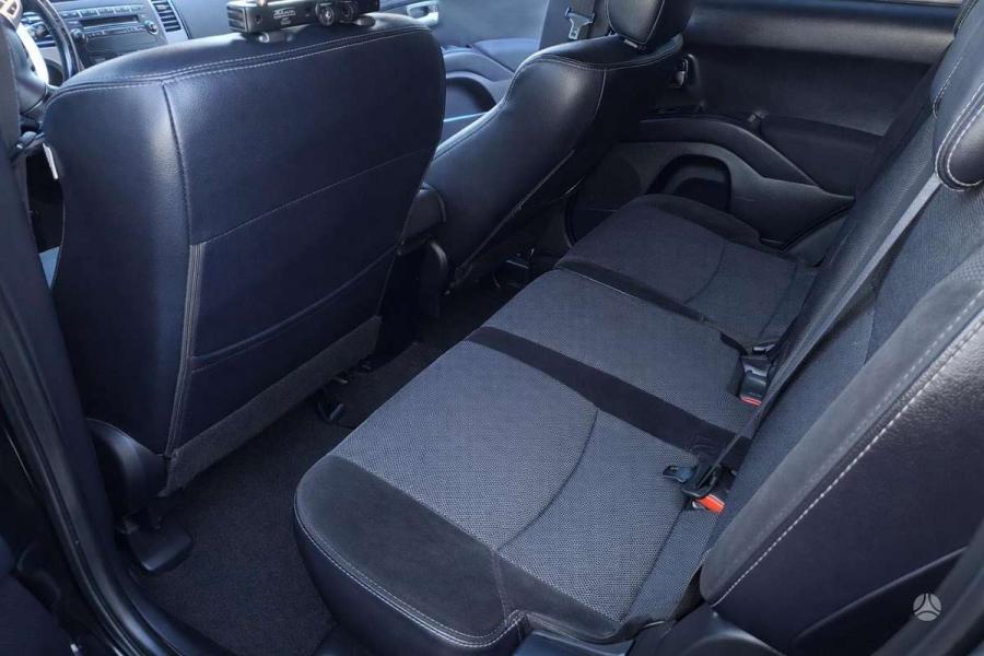 Melns Peugeot 4007 2010 Kelmė, ar dzinēja tilpumu 2.20 L un nobraukumu 210 tūkst. km par 3900 €, foto 8 vietnē AUTOMOTO.COM.LV