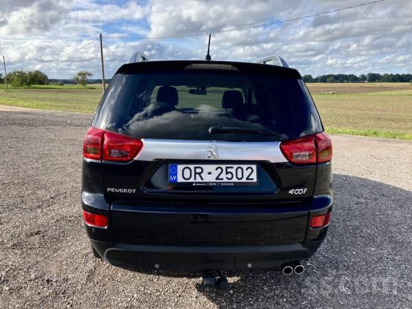 Black Peugeot 4007 2011 in Talsi, with an engine capacity of 2.20 L and mileage of 216 thousand km for 7999 €, photo 5 on AUTOMOTO.COM.LV