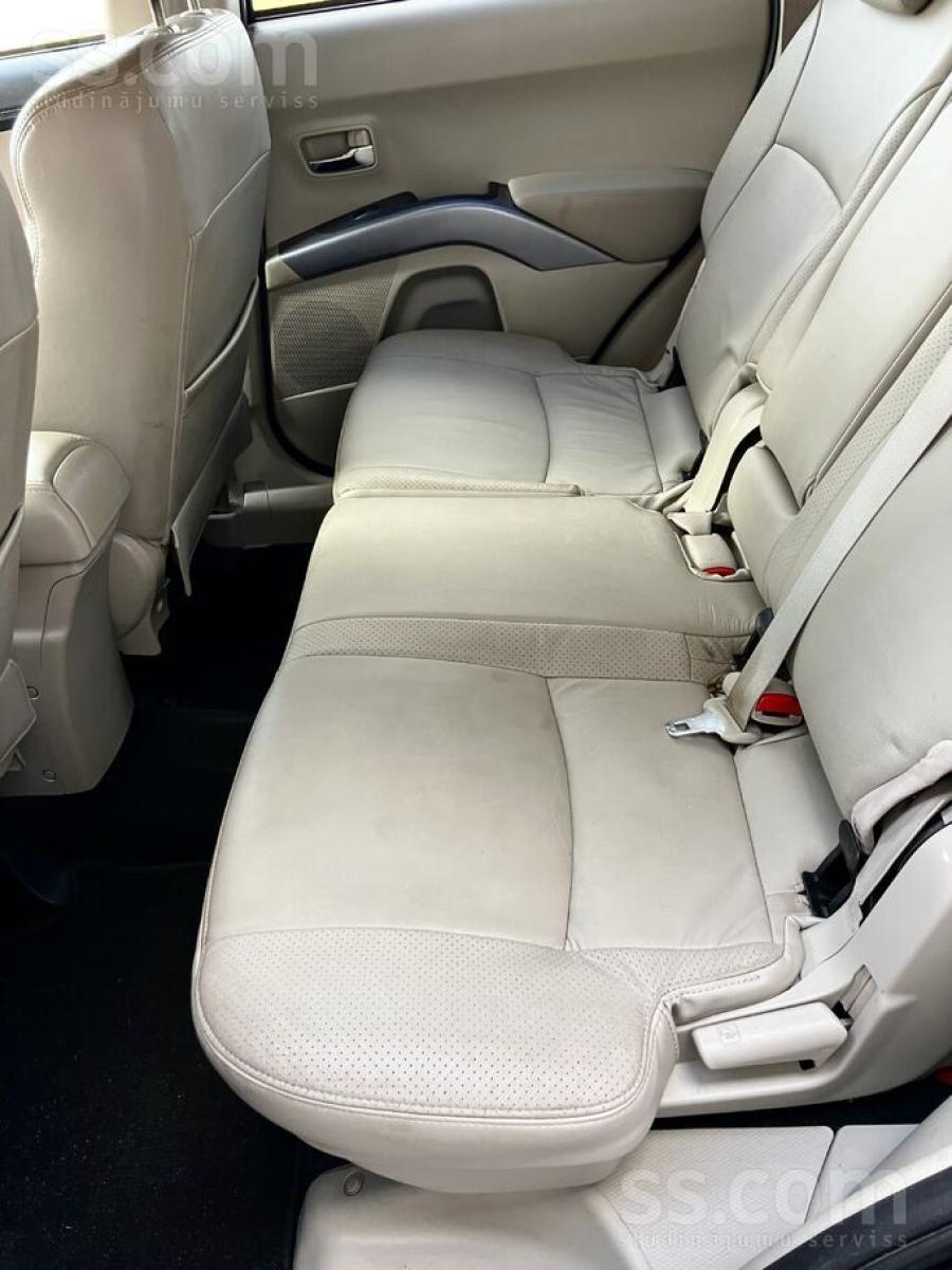 Black Peugeot 4007 2011 in Talsi, with an engine capacity of 2.20 L and mileage of 216 thousand km for 7999 €, photo 16 on AUTOMOTO.COM.LV