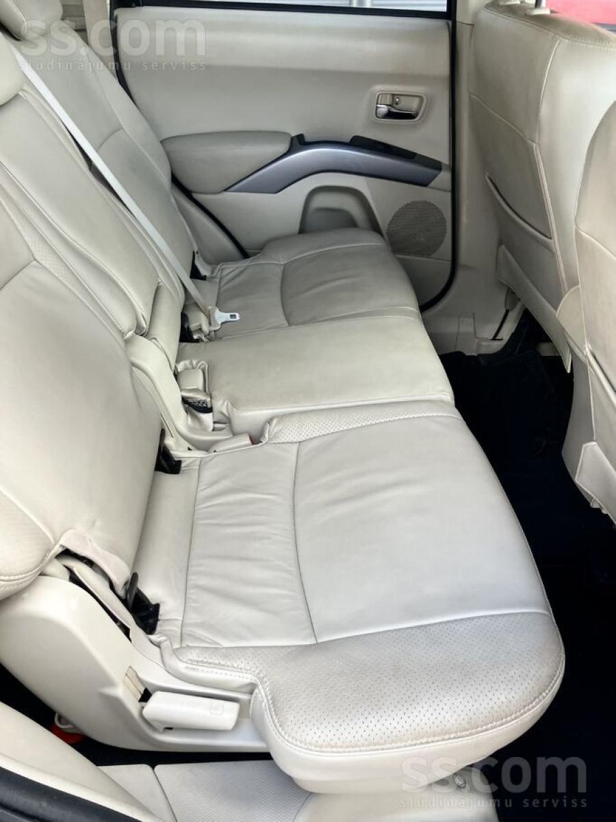 Black Peugeot 4007 2011 in Talsi, with an engine capacity of 2.20 L and mileage of 216 thousand km for 7999 €, photo 21 on AUTOMOTO.COM.LV