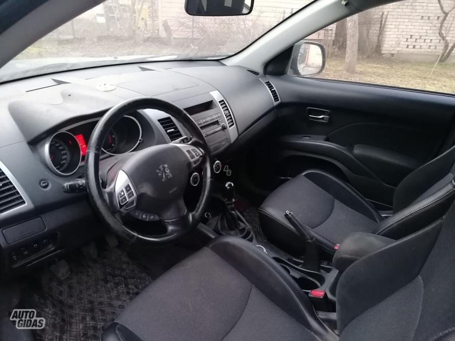 Brown Peugeot 4007 2009 in Moletai, with an engine capacity of 2.20 L and mileage of 292 thousand km for 2600 €, photo 9 on AUTOMOTO.COM.LV
