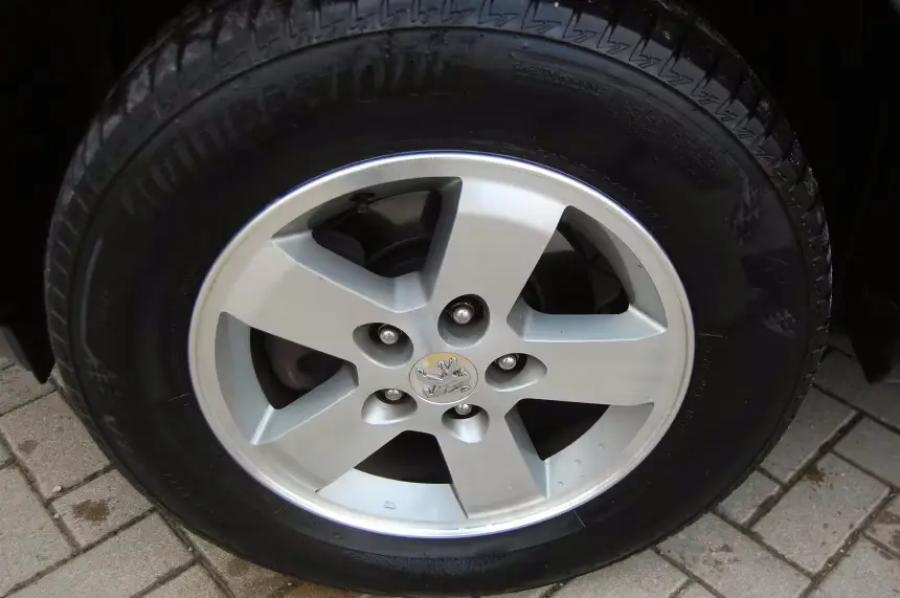 Grey Peugeot 4007 2008 in Jekabpils, with an engine capacity of 2.20 L and mileage of 189 thousand km for 6250 €, photo 13 on AUTOMOTO.COM.LV