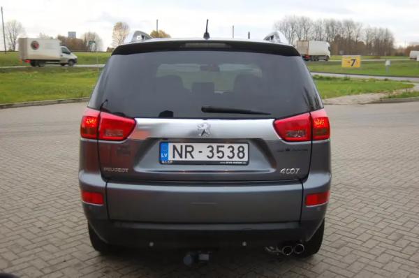Grey Peugeot 4007 2010 in Jekabpils, with an engine capacity of 2.20 L and mileage of 248 thousand km for 6555 €, photo 6 on AUTOMOTO.COM.LV