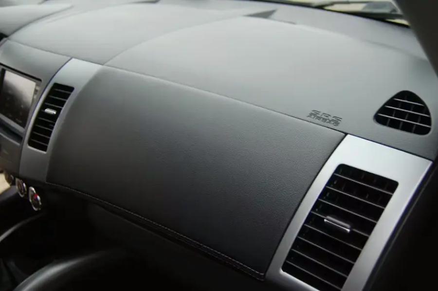 Grey Peugeot 4007 2010 in Jekabpils, with an engine capacity of 2.20 L and mileage of 248 thousand km for 6555 €, photo 16 on AUTOMOTO.COM.LV
