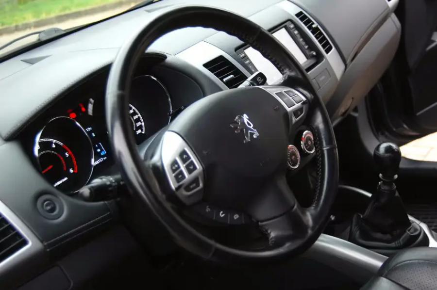 Grey Peugeot 4007 2010 in Jekabpils, with an engine capacity of 2.20 L and mileage of 248 thousand km for 6555 €, photo 19 on AUTOMOTO.COM.LV
