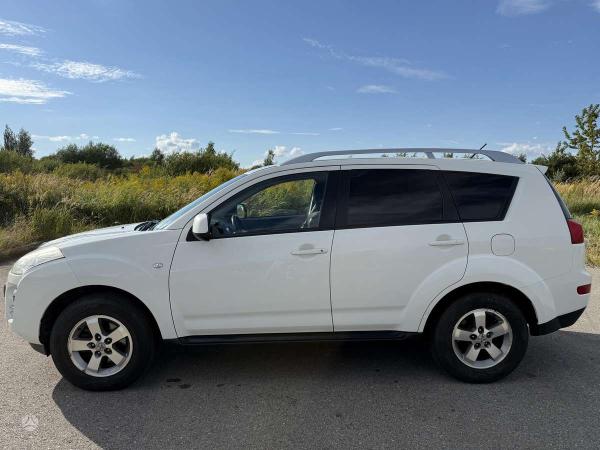 White Peugeot 4007 2008 in Kaunas, with an engine capacity of 2.18 L and mileage of 196 thousand km for 3490 €, photo 4 on AUTOMOTO.COM.LV
