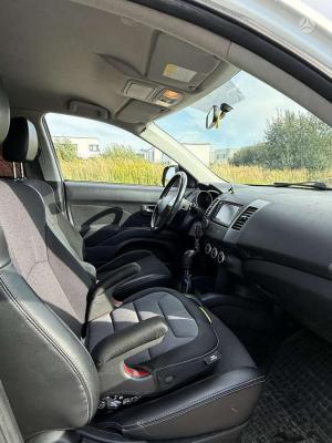 White Peugeot 4007 2008 in Kaunas, with an engine capacity of 2.18 L and mileage of 196 thousand km for 3490 €, photo 18 on AUTOMOTO.COM.LV