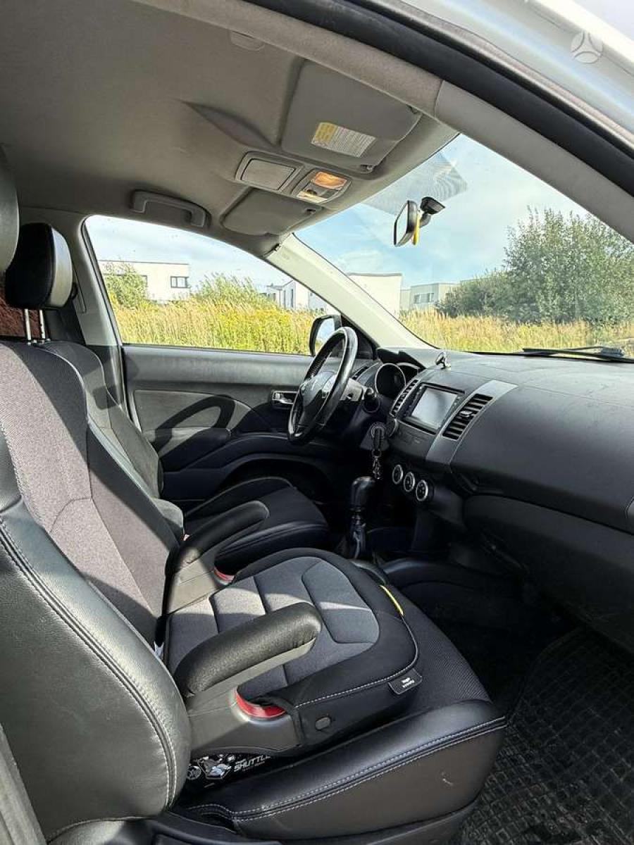 White Peugeot 4007 2008 in Kaunas, with an engine capacity of 2.18 L and mileage of 196 thousand km for 3490 €, photo 18 on AUTOMOTO.COM.LV