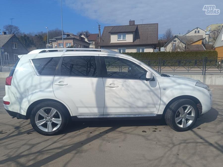 White Peugeot 4007 2009 in Telschi, with an engine capacity of 2.20 L and mileage of 273 thousand km for 3399 €, photo 5 on AUTOMOTO.COM.LV