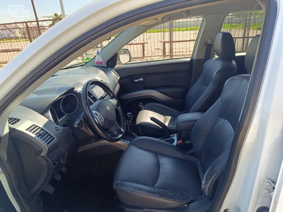 Balts Peugeot 4007 2009 Telšiai, ar dzinēja tilpumu 2.20 L un nobraukumu 270 tūkst. km par 3500 €, foto 15 vietnē AUTOMOTO.COM.LV