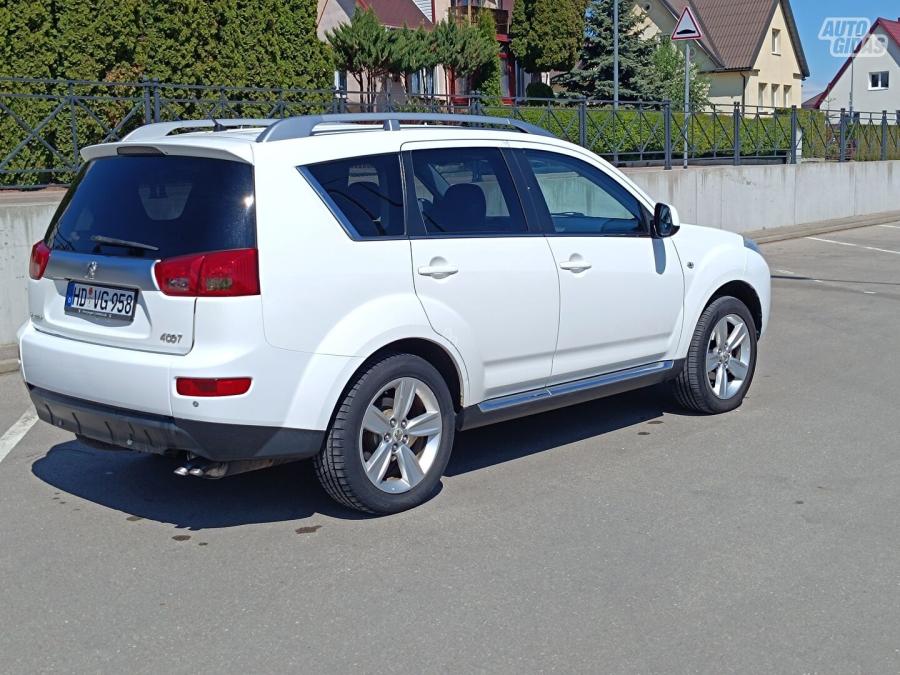 White Peugeot 4007 2009 in Telschi, with an engine capacity of 2.20 L and mileage of 250 thousand km for 3400 €, photo 9 on AUTOMOTO.COM.LV