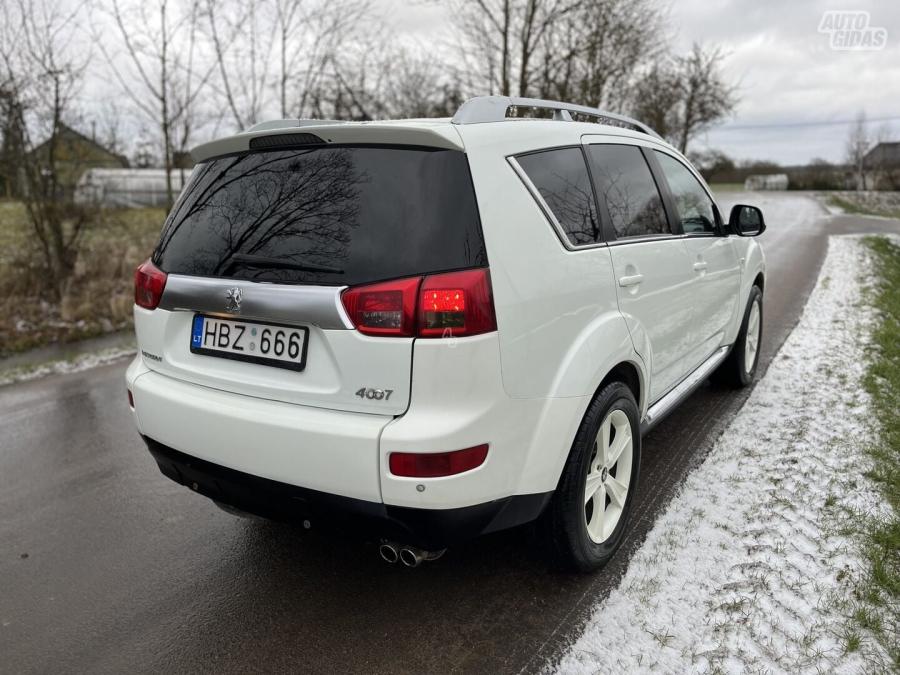 White Peugeot 4007 2010 in Prienai, with an engine capacity of 2.20 L and mileage of 350 thousand km for 3450 €, photo 4 on AUTOMOTO.COM.LV