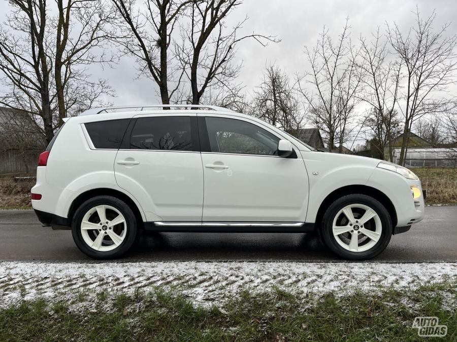 White Peugeot 4007 2010 in Prienai, with an engine capacity of 2.20 L and mileage of 350 thousand km for 3450 €, photo 6 on AUTOMOTO.COM.LV