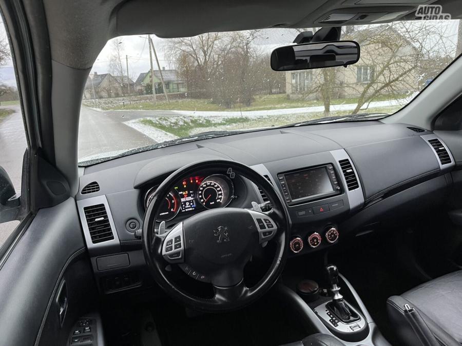 White Peugeot 4007 2010 in Prienai, with an engine capacity of 2.20 L and mileage of 350 thousand km for 3450 €, photo 10 on AUTOMOTO.COM.LV