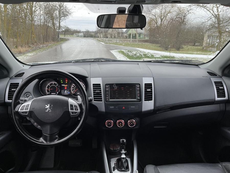 White Peugeot 4007 2010 in Prienai, with an engine capacity of 2.20 L and mileage of 350 thousand km for 3450 €, photo 11 on AUTOMOTO.COM.LV