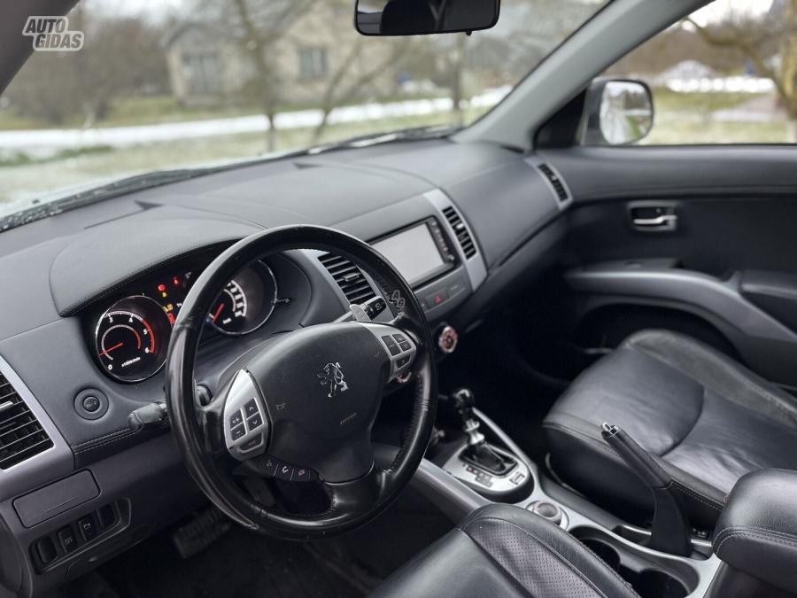 White Peugeot 4007 2010 in Prienai, with an engine capacity of 2.20 L and mileage of 350 thousand km for 3450 €, photo 12 on AUTOMOTO.COM.LV