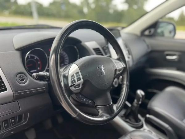 White Peugeot 4007 2010 in Jekabpils, with an engine capacity of 2.20 L and mileage of 270 thousand km for 6500 €, photo 8 on AUTOMOTO.COM.LV