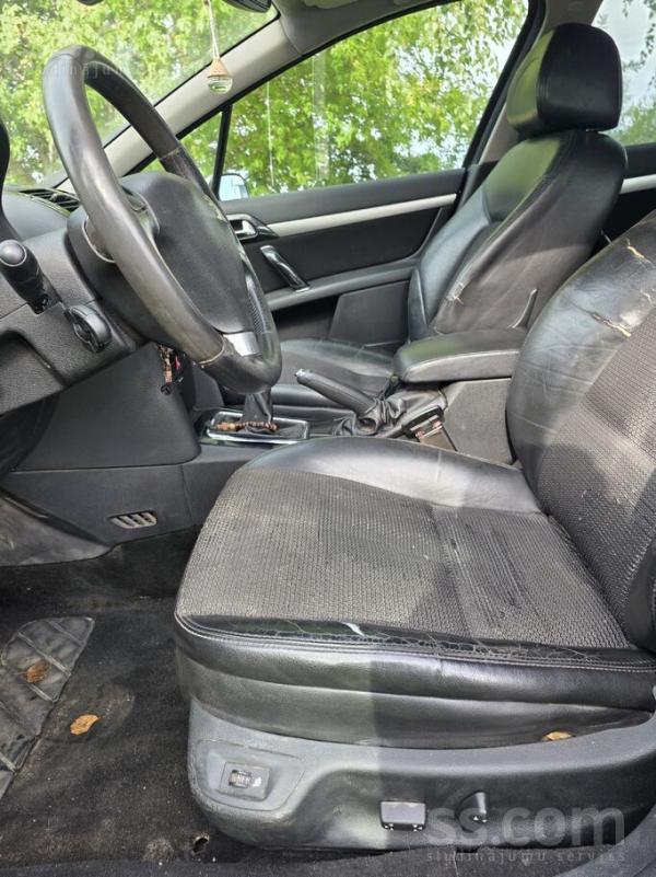 Peugeot 407 2009 Rīga vietnē Melns Peugeot 407 2009 Rīga, ar dzinēja tilpumu 2.20 L un nobraukumu 353 tūkst. km par 1000 €, foto 5 vietnē AUTOMOTO.COM.LV