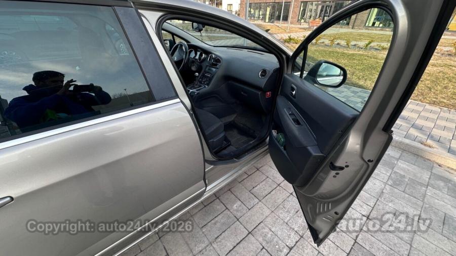 Beige Peugeot 5008 2014 in Tallinn, with an engine capacity of 1.60 L and mileage of 201 thousand km for 7300 €, photo 14 on AUTOMOTO.COM.LV
