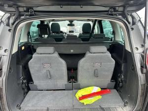 Black Peugeot 5008 2015 in Vilnius, with an engine capacity of 0.00 L and mileage of 143 thousand km for 6499 €, photo 8 on AUTOMOTO.COM.LV