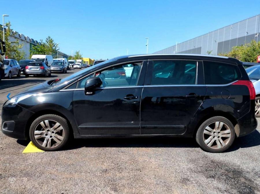 Black Peugeot 5008 2016 in Vilnius, with an engine capacity of 1.56 L and mileage of 165 thousand km for 8470 €, photo 7 on AUTOMOTO.COM.LV