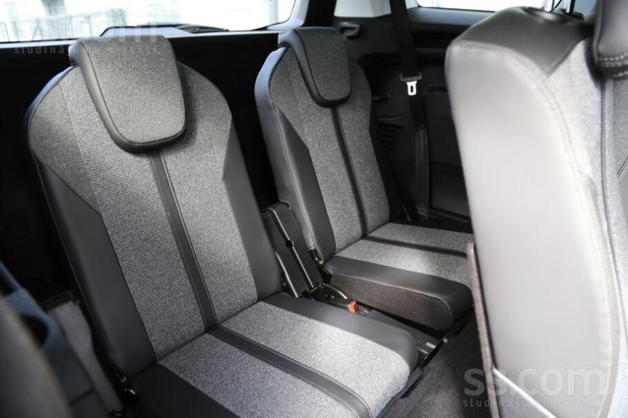 Black Peugeot 5008 2017 in Riga, with an engine capacity of 1.60 L and mileage of 104 thousand km for 13990 €, photo 12 on AUTOMOTO.COM.LV
