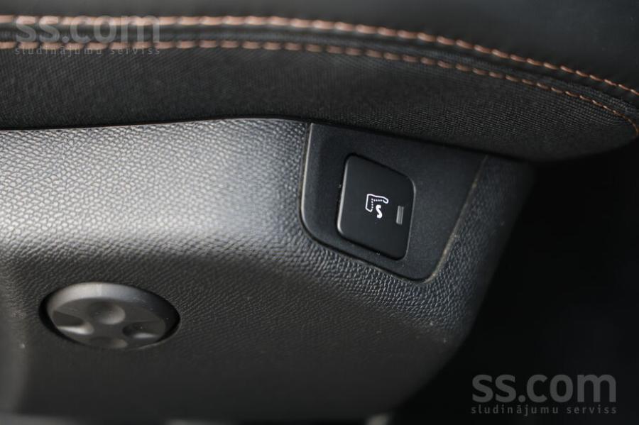 Black Peugeot 5008 2017 in Tukums, with an engine capacity of 2.00 L and mileage of 242 thousand km for 15900 €, photo 8 on AUTOMOTO.COM.LV