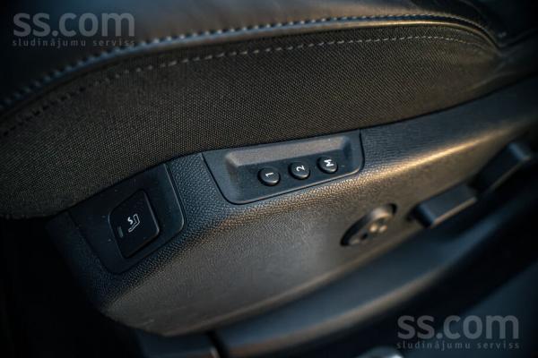 Black Peugeot 5008 2017 in Riga, with an engine capacity of 1.60 L and mileage of 234 thousand km for 13890 €, photo 9 on AUTOMOTO.COM.LV