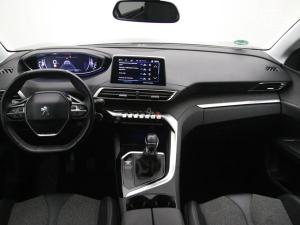 Black Peugeot 5008 2018 in Vilnius, with an engine capacity of 1.60 L and mileage of 235 thousand km for 12399 €, photo 3 on AUTOMOTO.COM.LV