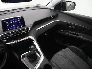 Black Peugeot 5008 2018 in Vilnius, with an engine capacity of 1.60 L and mileage of 235 thousand km for 12399 €, photo 23 on AUTOMOTO.COM.LV