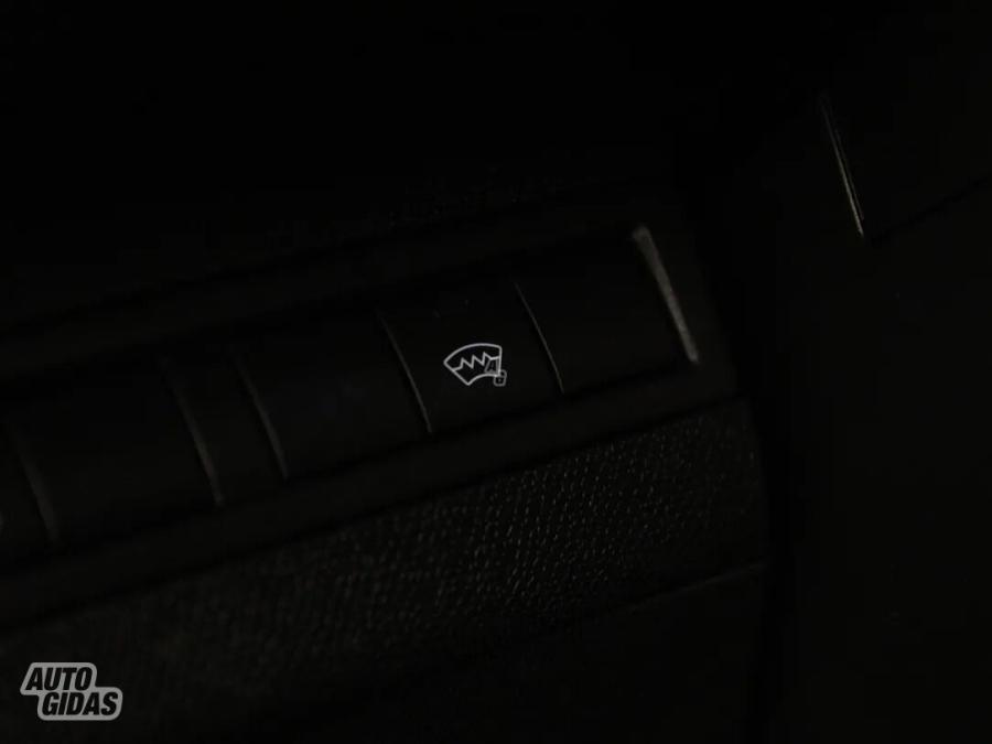 Black Peugeot 5008 2019 in Vilnius, with an engine capacity of 2.00 L and mileage of 201 thousand km for 19099 €, photo 35 on AUTOMOTO.COM.LV