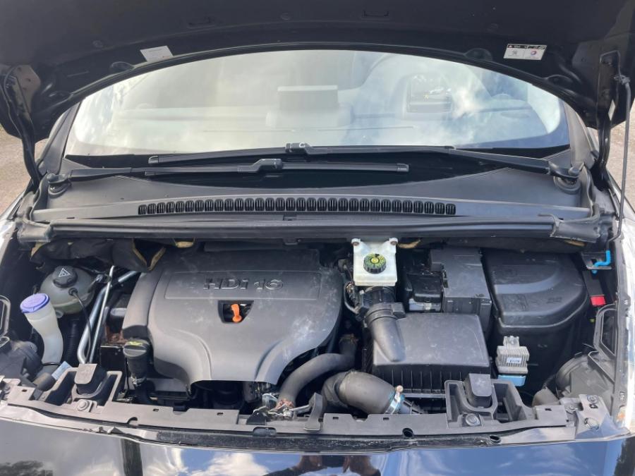 Black Peugeot 5008 2013 in Riga, with an engine capacity of 2.00 L and mileage of 340 thousand km for 6350 €, photo 3 on AUTOMOTO.COM.LV