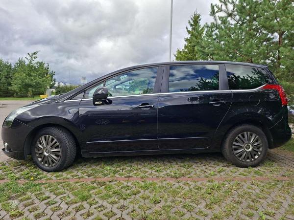 Peugeot 5008 2013 in Vilnius on AUTOMOTO.COM.LV Black Peugeot 5008 2013 in Vilnius, with an engine capacity of 1.56 L and mileage of 300 thousand km for 4000 €, photo 4 on AUTOMOTO.COM.LV