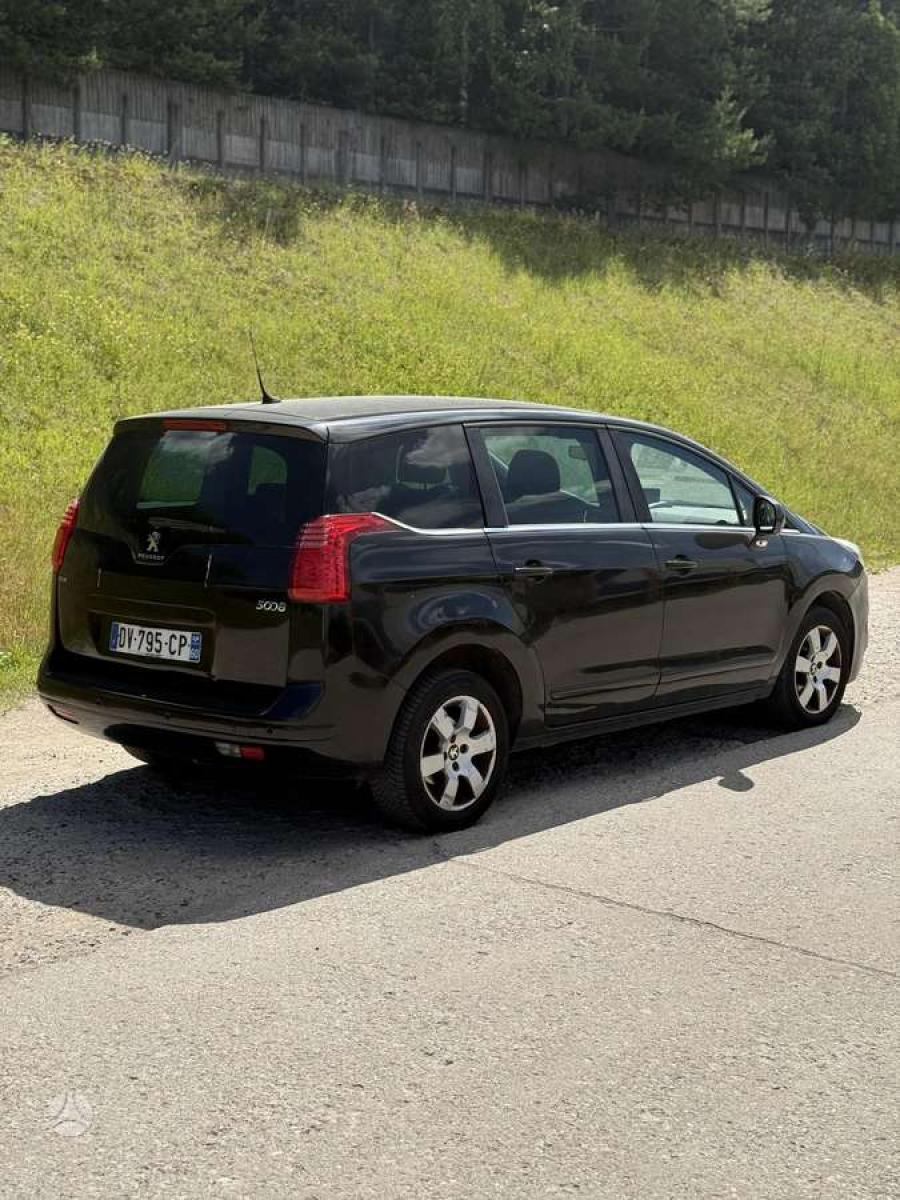 Melns Peugeot 5008 2015 Viļņa, ar dzinēja tilpumu 1.56 L un nobraukumu 260 tūkst. km par 4500 €, foto 5 vietnē AUTOMOTO.COM.LV