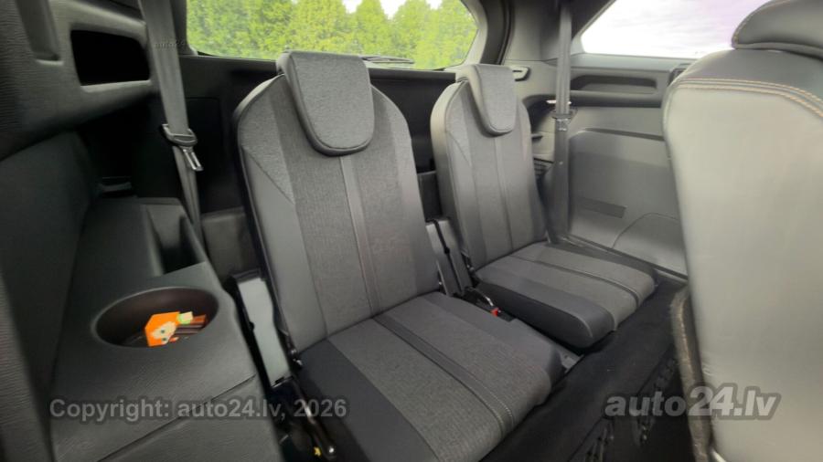 Melns Peugeot 5008 2018 Tallina, ar dzinēja tilpumu 1.60 L un nobraukumu 50 tūkst. km par 18900 €, foto 15 vietnē AUTOMOTO.COM.LV
