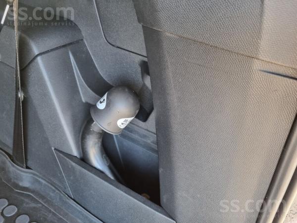 Blue Peugeot 5008 2018 in Riga, with an engine capacity of 1.50 L and mileage of 93 thousand km for 13700 €, photo 6 on AUTOMOTO.COM.LV