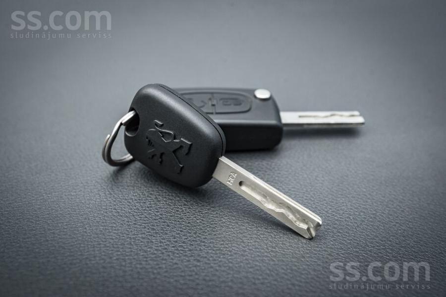 Zils Peugeot 5008 2011 Rīga, ar dzinēja tilpumu 1.60 L un nobraukumu 290 tūkst. km par 3990 €, foto 25 vietnē AUTOMOTO.COM.LV