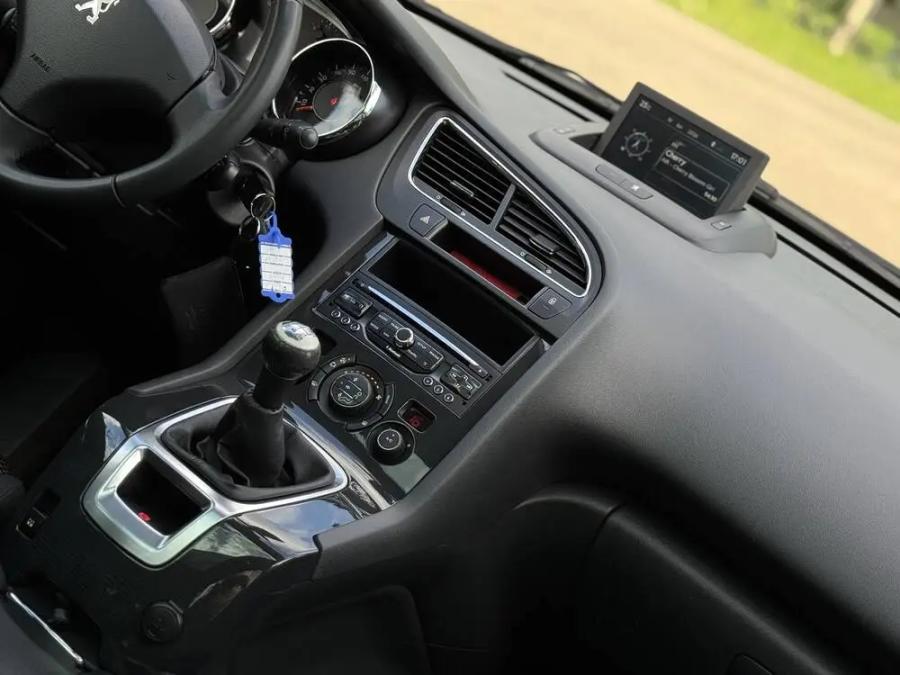 Zils Peugeot 5008 2014 Jūrmala, ar dzinēja tilpumu 1.60 L un nobraukumu 228 tūkst. km par 4900 €, foto 26 vietnē AUTOMOTO.COM.LV