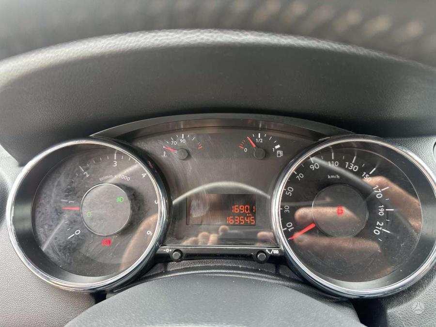 Brown Peugeot 5008 2011 in Siauliai, with an engine capacity of 1.60 L and mileage of 163 thousand km for 3850 €, photo 15 on AUTOMOTO.COM.LV