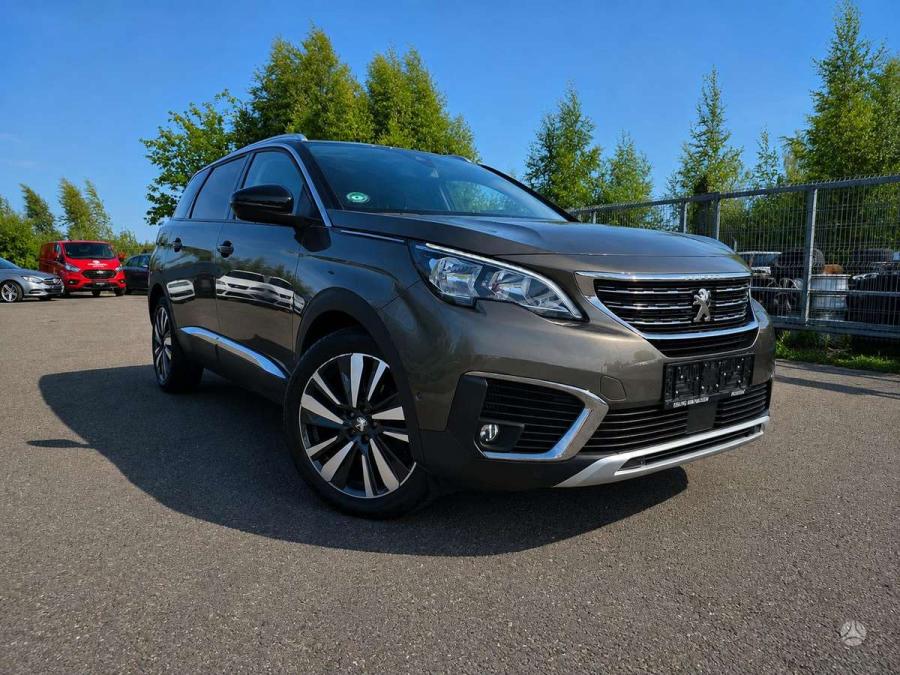 Green Peugeot 5008 2017 in Pakruojis, with an engine capacity of 1.20 L and mileage of 162 thousand km for 8600 €, photo 3 on AUTOMOTO.COM.LV