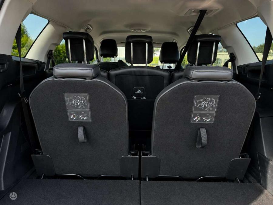 Green Peugeot 5008 2017 in Pakruojis, with an engine capacity of 1.20 L and mileage of 162 thousand km for 8600 €, photo 7 on AUTOMOTO.COM.LV