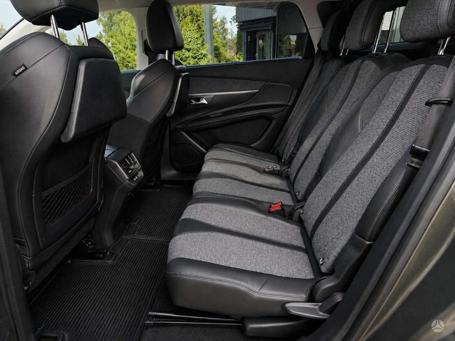 Green Peugeot 5008 2017 in Pakruojis, with an engine capacity of 1.20 L and mileage of 162 thousand km for 8600 €, photo 8 on AUTOMOTO.COM.LV