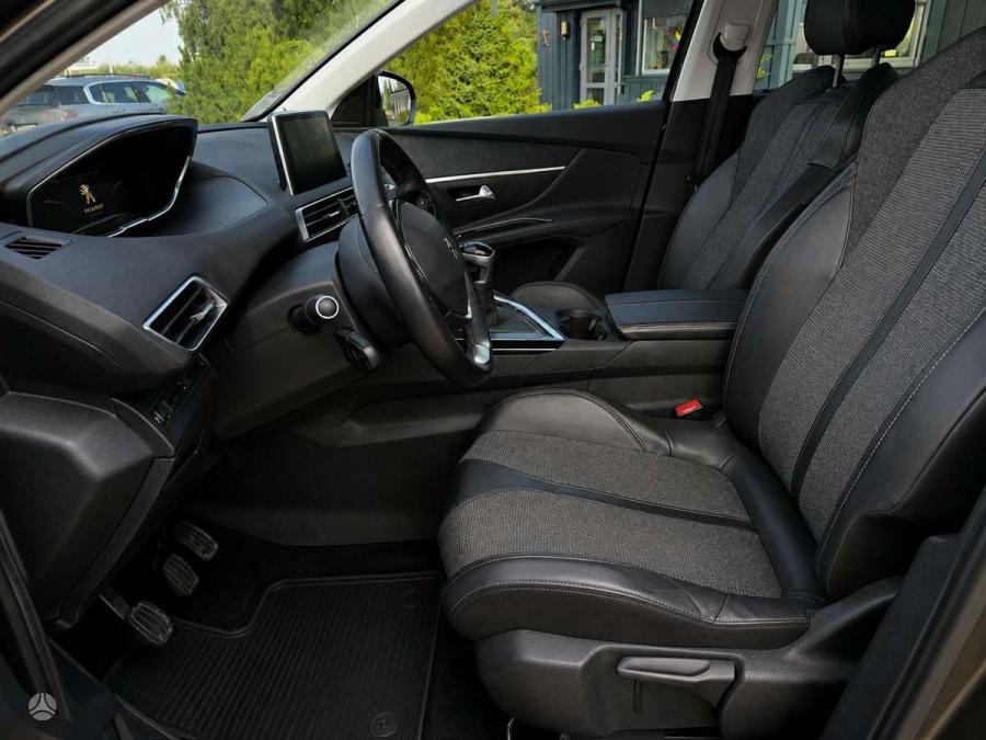 Green Peugeot 5008 2017 in Pakruojis, with an engine capacity of 1.20 L and mileage of 162 thousand km for 8600 €, photo 9 on AUTOMOTO.COM.LV