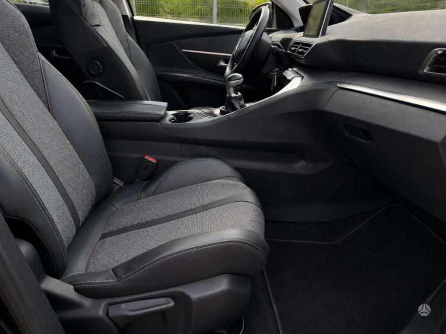 Green Peugeot 5008 2017 in Pakruojis, with an engine capacity of 1.20 L and mileage of 162 thousand km for 8600 €, photo 10 on AUTOMOTO.COM.LV