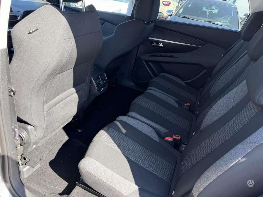 Grey Peugeot 5008 2017 in Taurage, with an engine capacity of 1.56 L and mileage of 251 thousand km for 7900 €, photo 7 on AUTOMOTO.COM.LV