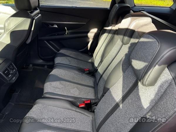 Grey Peugeot 5008 2018 in Tallinn, with an engine capacity of 1.20 L and mileage of 215 thousand km for 13500 €, photo 11 on AUTOMOTO.COM.LV