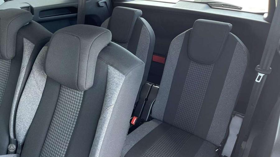 Grey Peugeot 5008 2018 in Marijampole, with an engine capacity of 1.50 L and mileage of 189 thousand km for 10990 €, photo 4 on AUTOMOTO.COM.LV