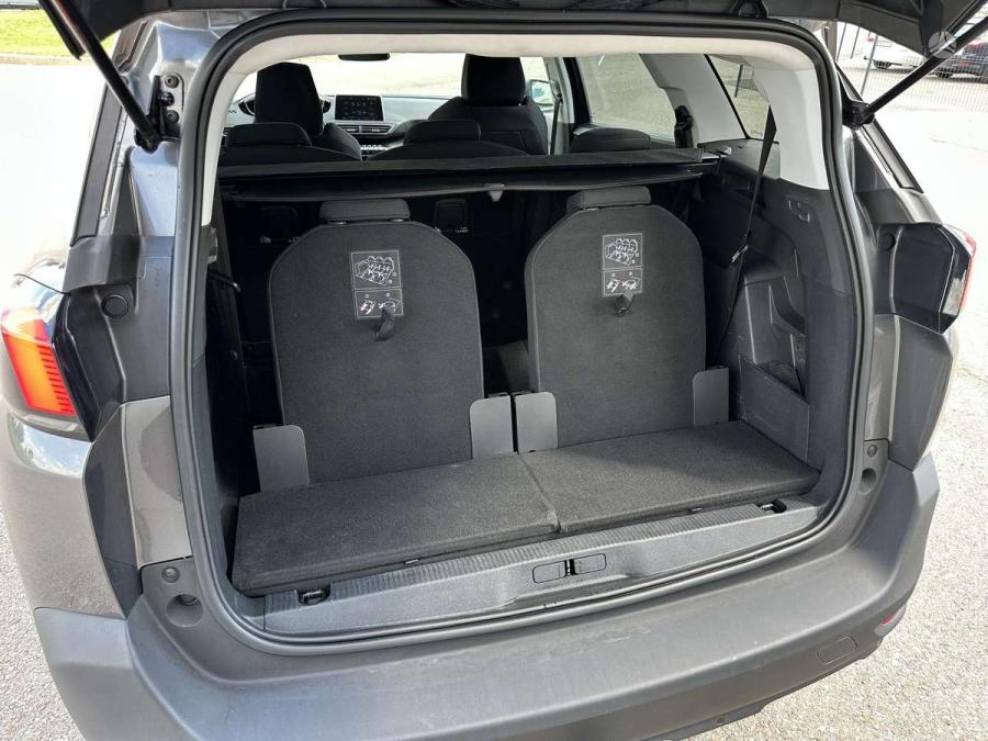 Grey Peugeot 5008 2018 in Marijampole, with an engine capacity of 1.20 L and mileage of 222 thousand km for 8950 €, photo 12 on AUTOMOTO.COM.LV
